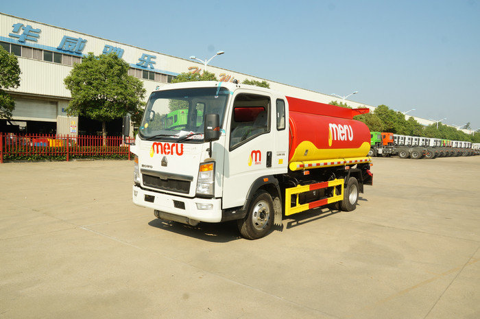 SINOTRUK Diesel Fuel Trailer , Fuel Storage Trailer Customized Capacity
