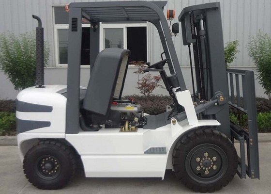 Pneumatic Tyre Counter Balance Diesel Industrial Forklift Truck 2000kg With 3 Stage Mast CE supplier