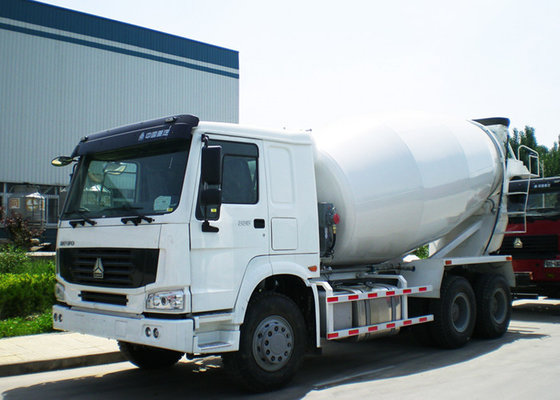Sinotruk HOWO Concrete Mixer Truck With 10 Wheels 12.00R20 Tire Tri Axles