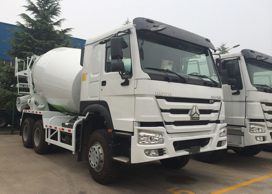 Sinotruk HOWO Concrete Mixer Truck With 10 Wheels 12.00R20 Tire Tri Axles
