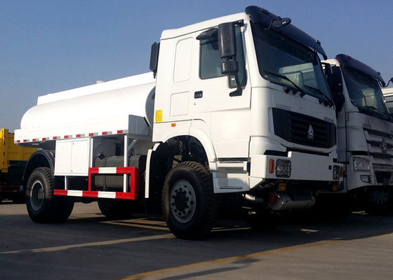 2 Axles Oil Tanker Truck 10CBM Tank Volume 4600mm Wheel Base 80R22.5 Tire