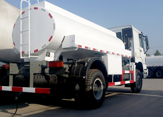 2 Axles Oil Tanker Truck 10CBM Tank Volume 4600mm Wheel Base 80R22.5 Tire