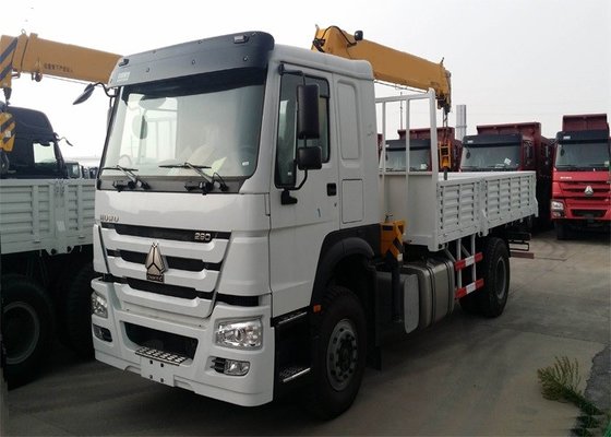 4200 Wheel Base 5 Ton Crane Truck , 6 Wheels Small Truck With Crane 140HP Engine
