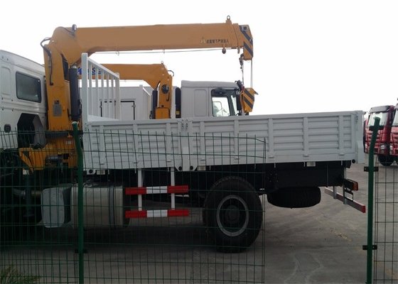 4200 Wheel Base 5 Ton Crane Truck , 6 Wheels Small Truck With Crane 140HP Engine