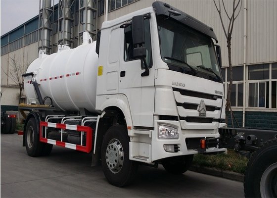 Le type 6 d'entraînement du camion 4x2 d'aspiration d'eaux d'égout de SINOTRUK HOWO roule la cabine HW76