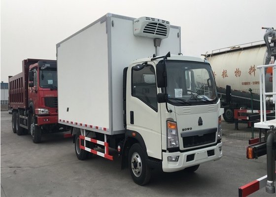 Camion réfrigéré de boîte de 10 T avec le châssis Polymer Composites Van Board de SINOTRUK HOWO
