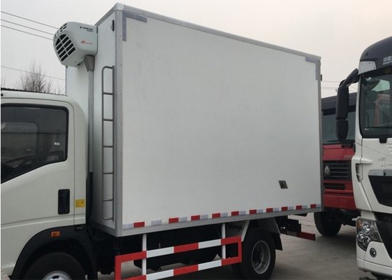 Camion réfrigéré de boîte de 10 T avec le châssis Polymer Composites Van Board de SINOTRUK HOWO