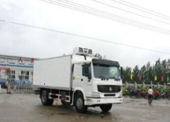 Petit camion réfrigéré de 6 roues, 4X2 camion de livraison de congélateur de transport de nourriture de 110 puissances en chevaux