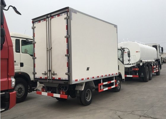 Petit camion réfrigéré de 6 roues, 4X2 camion de livraison de congélateur de transport de nourriture de 110 puissances en chevaux