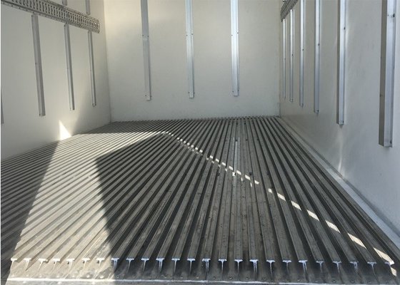 4x2 Refrigerated Box Truck Full Size Rear Door Open Stainless Steel Hinges Type