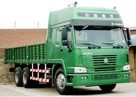 30 Ton Heavy Cargo Truck 8560 X 2496 X 3048mm Size 80R22.5 Tire HW70 Cabin
