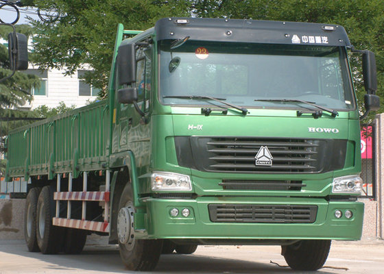 30 Ton Heavy Cargo Truck 8560 X 2496 X 3048mm Size 80R22.5 Tire HW70 Cabin