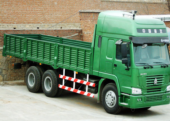 30 Ton Heavy Cargo Truck 8560 X 2496 X 3048mm Size 80R22.5 Tire HW70 Cabin