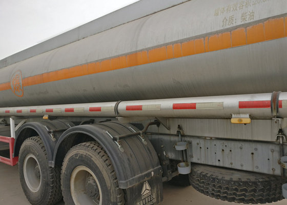 Vier Achsen-Tankfahrzeug-LKW SINOTRUK HOWO 30 - 40 Tonnen für Öl-Transport