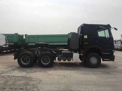 Manual Operated Heavy Duty Tractor / Sinotruk Tractor Truck Max Speed 102 Km /H