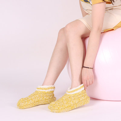 Hot Sale High Quantity Popular women Winter slipper Socks customized girls fashion socks non-skid short sherpa designer socks