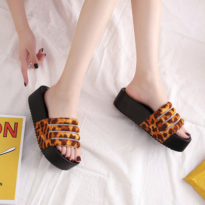 New Design slippers summer Women thick sole non-slip leopard grain shining diamond slides sandals wholesale