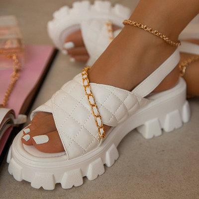 Factory supply outdoor Flat sandals Women 2022 fashion trend chain decoration thick sole non-slip slippers