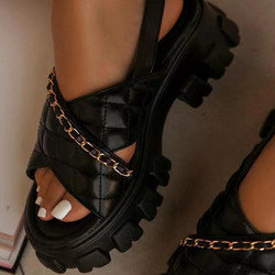 Factory supply outdoor Flat sandals Women 2022 fashion trend chain decoration thick sole non-slip slippers