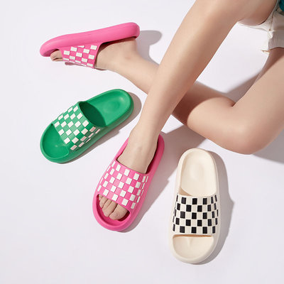 Female cheap bedroom Black White Grid Flat Sandals Adult indoor non-slip Women Slippers for Men home shoes light