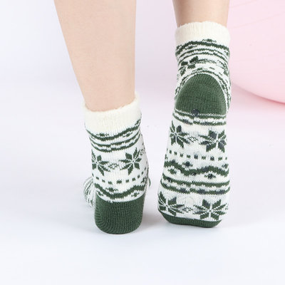 new design women new winter green non-slip comfortable socks knitted soft short socks with fine workmanship slouch socks