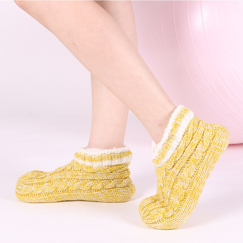 Hot Sale High Quantity Popular women Winter slipper Socks customized girls fashion socks non-skid short sherpa designer socks