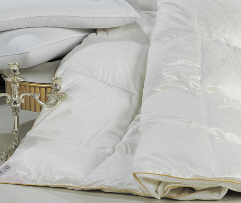 China King Embossing Cotton Duck Down Feather Quilt Soft and Warm for Home or Hotel Winter Use supplier