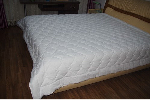 China Diamond Quilting White Queen Size Quilts Comforter For Hotel / Household supplier