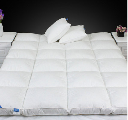 China Queen Size Luxury 0.9D Microfiber Fill Baffle Boxes with Lining Mattress Topper for Home / Hotel supplier