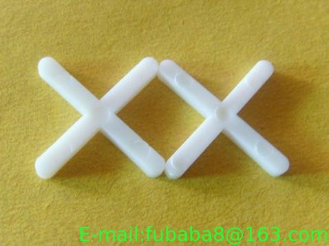 Ceramic tile locating plastic crosses