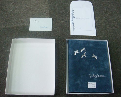 Registre funèbre à la maison rentrant de cérémonie de livres de mémorial de colombe paisible