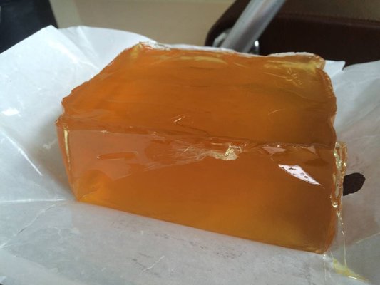 Low Temperature Hot Melt Glue Deep Yellow Transparent For Express Bags Sealing