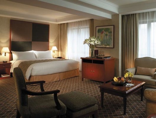 China Modern Beech Wood Veneer Custom Hotel Furniture King Size With Dining Table Set supplier