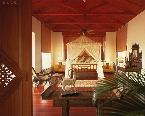China South East Asia Style Hotel Bedroom Furniture Sets With Custom Oak Veneer Holiday supplier