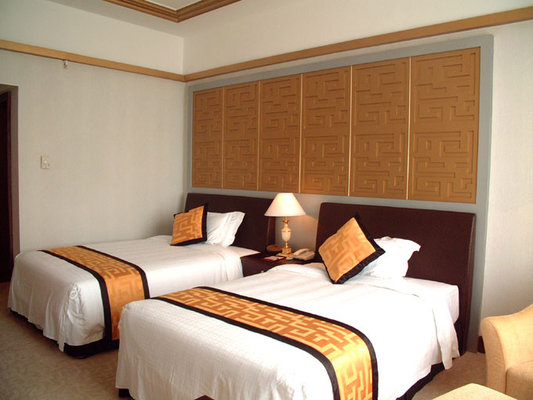 China Economic Oak Finished Hotel Bedroom Furniture Sets King-Size / Double Size Bed supplier