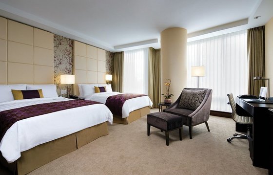 China Modern Maple Wooden Twin Bed Hotel Bedroom Furniture Sets For Guest Room supplier