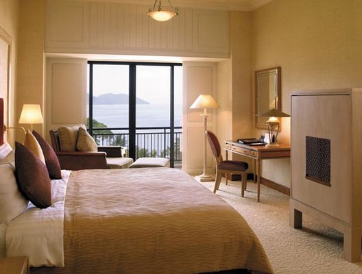 High Grade Hotel Bedroom Furniture Sets With Modern Platform Bed Writing Desk supplier