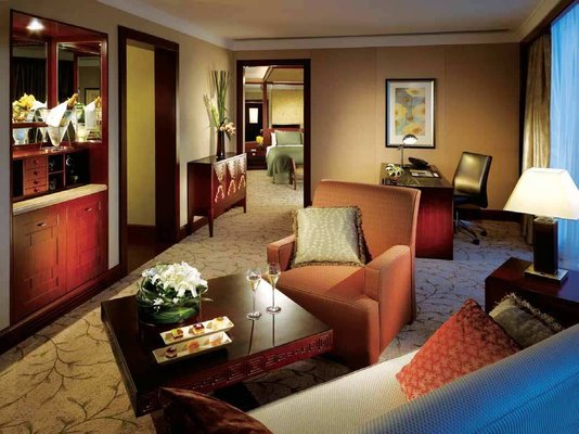 Commercial Mahogany Finished Hotel Bedroom Furniture Sets With Corner Table supplier