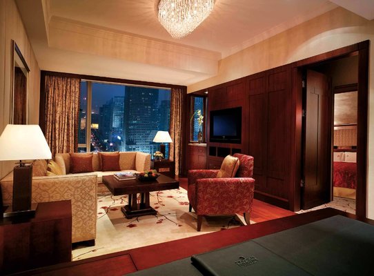 Commercial Mahogany Finished Hotel Bedroom Furniture Sets With Corner Table supplier