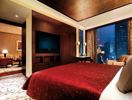 Commercial Mahogany Finished Hotel Bedroom Furniture Sets With Corner Table supplier