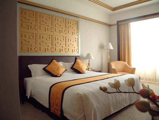 Modern High End   King Size  Hotel Bedroom Furniture With Modern Platform Bed With Fabric  Chaise Lounge Ottoman supplier