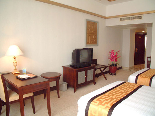 Economic Oak Finished Hotel Bedroom Furniture Sets King-Size / Double Size Bed supplier