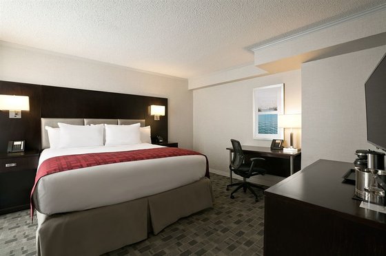 Luxury Dark Walnut Veneer Hotel Bedroom Furniture Sets With Writing Desk supplier
