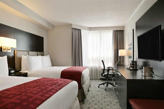 Luxury Dark Walnut Veneer Hotel Bedroom Furniture Sets With Writing Desk supplier