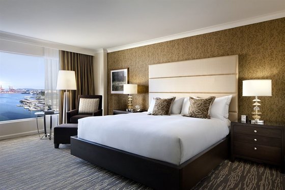 Commercial Style Leather Double Size Hotel Furniture Set Wooden Frame supplier