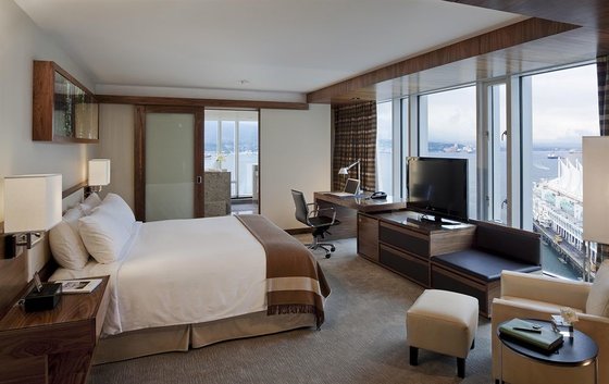 Rubber Wood Bed Hotel Guest Room Furniture With Brown Leather Stainless Steel Ottoman supplier