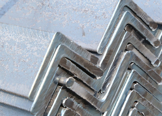 ângulo de aço laminado a alta temperatura de 70 * de 70 * 7mm, ferro de ângulo galvanizado do aço carbono