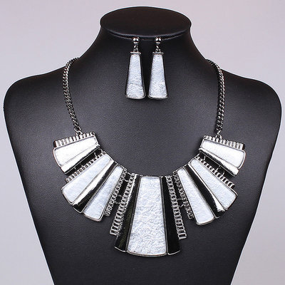 Keystone Colorful necklaces Bar Necklace Plating gun black color resin upscale classic suit wholesale MD1412