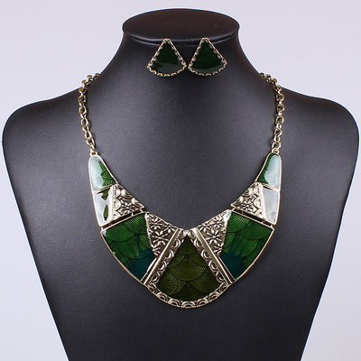 Wholesale upscale drip necklace Triangle necklace Crescent Necklace The moon earrings wholesale MD1421