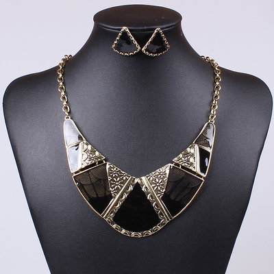 Wholesale upscale drip necklace Triangle necklace Crescent Necklace The moon earrings wholesale MD1421
